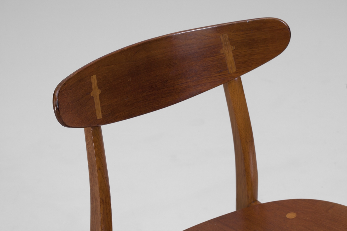 CH30 chairs in oak designed by Hans Wegner